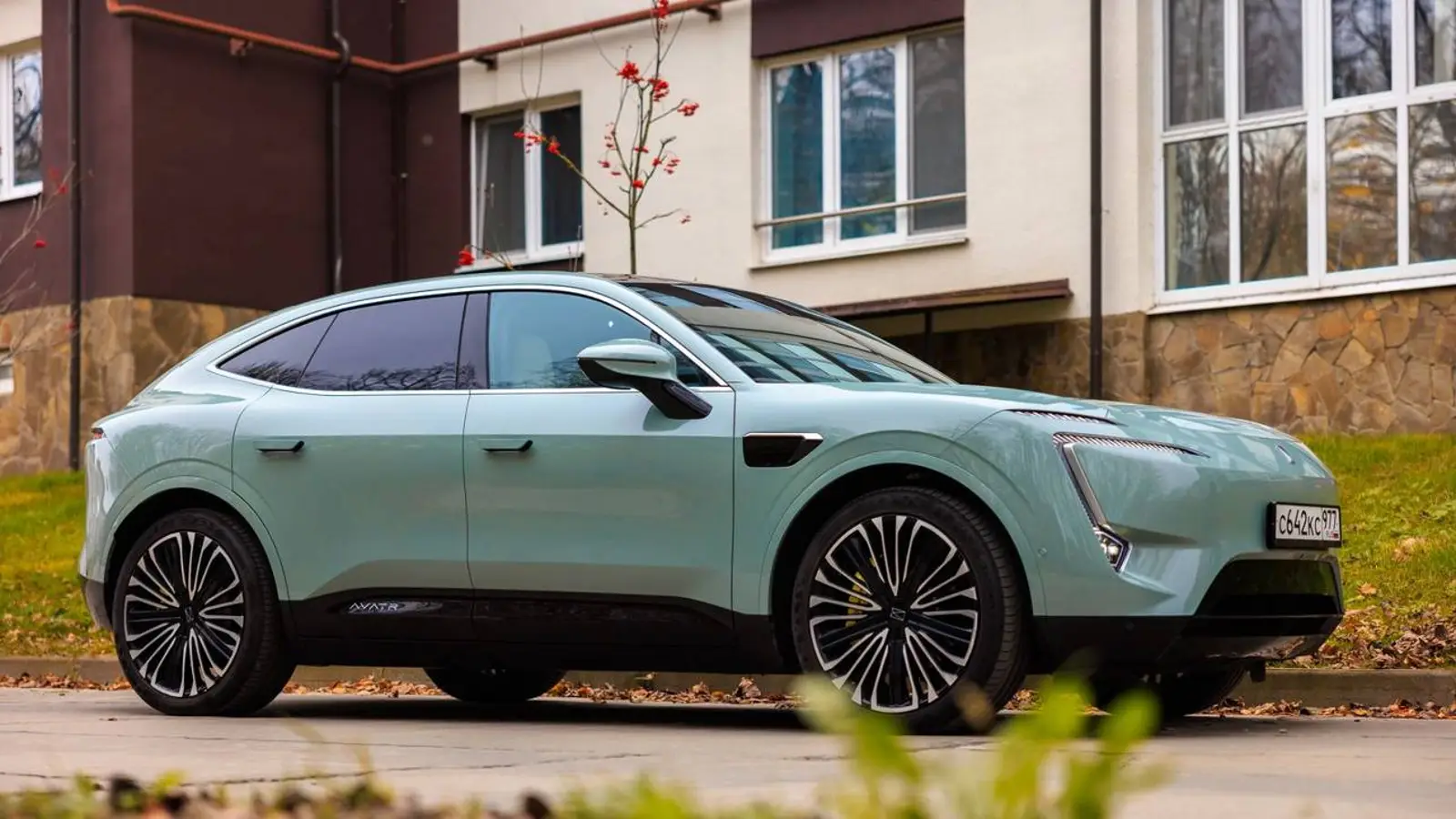 電気自動車の歩行者警告音、最適解は低周波ハム音—静けさと安全を両立、研究チームが実証、都市騒音下でも確実に届く